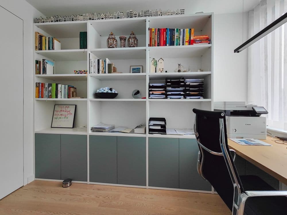 Werkplek met boekenkast en geïntegreerd bureau