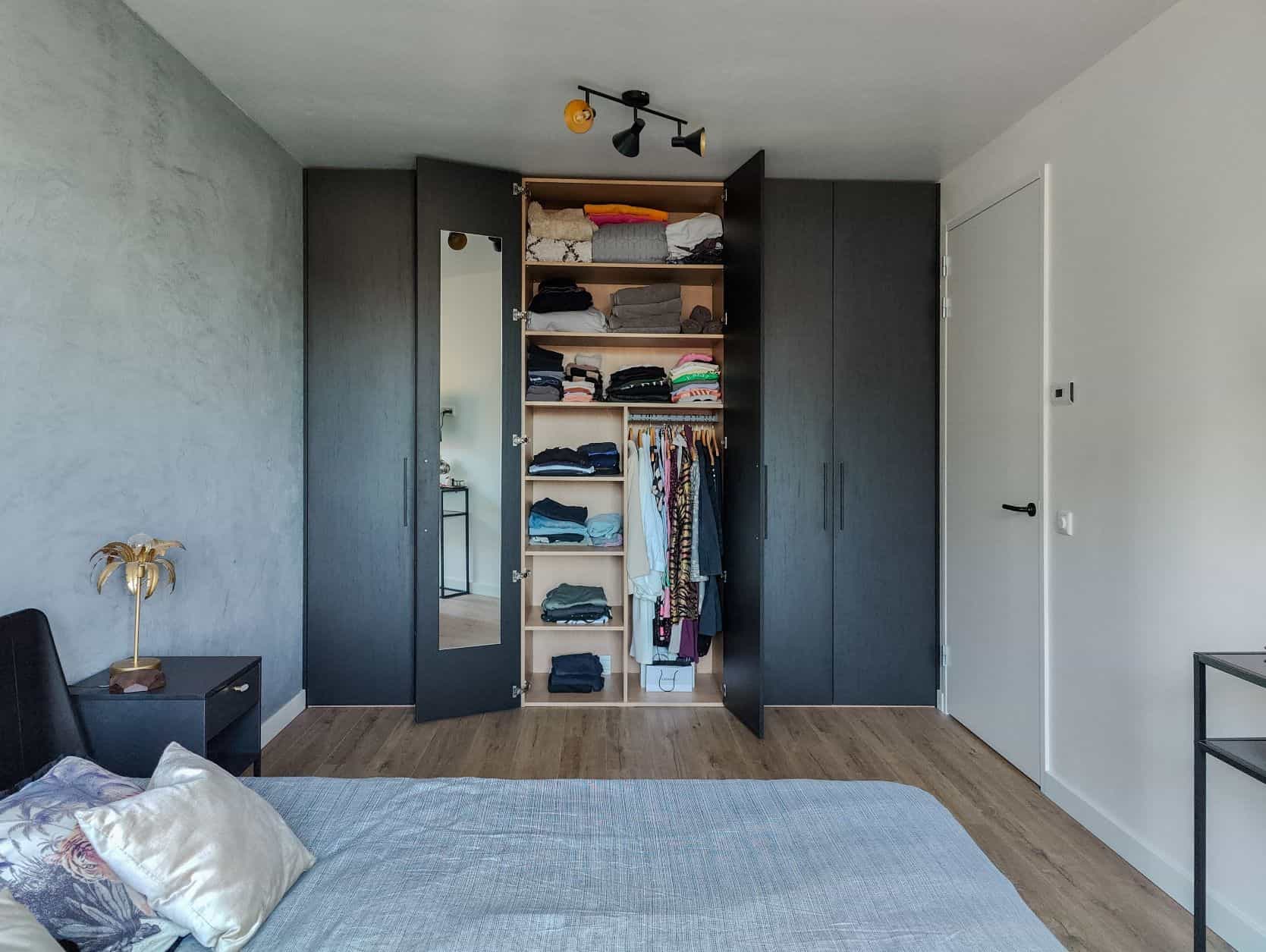 Kledingkast op maat in Blaricum – Strakke zwarte kledingkast met houtdecor