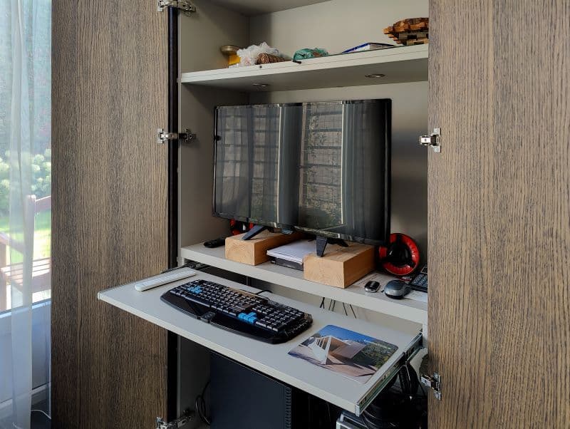 Computerkast met lattendeuren in donker geolied eiken