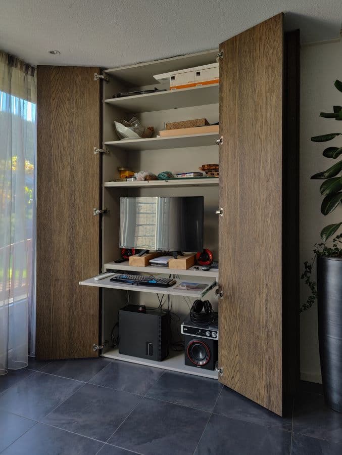 Computerkast met lattendeuren in donker geolied eiken